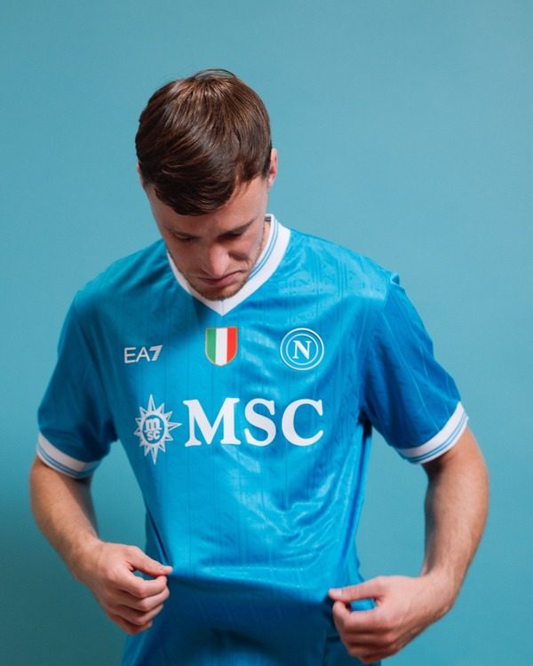 Beukema ammira la sua maglia del Napoli: guardate che espressione (FOTO) - AreaNapoli.it